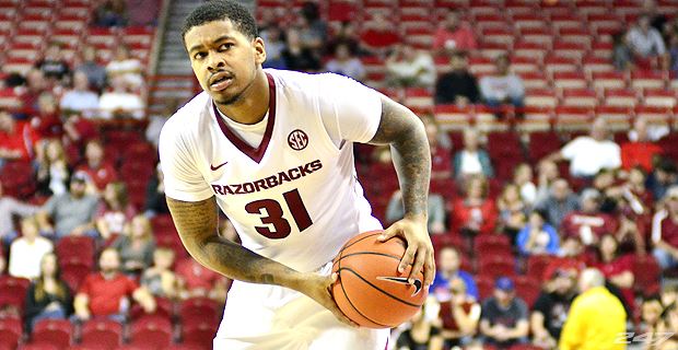 Arkansas escapes with narrow 71-67 win over UT-Arlington