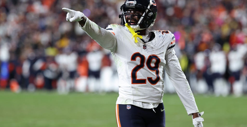 WATCH: Tyrique Stevenson mocks fans before tipping ball into the air to ...