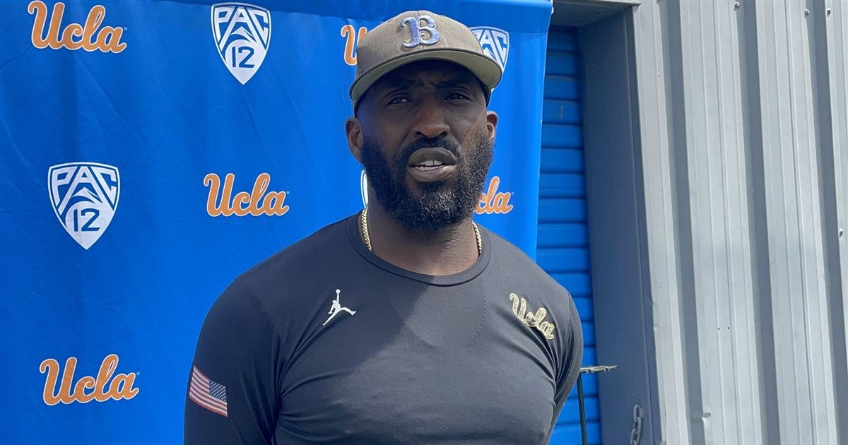 DeShaun Foster Talks Running Back Room, Handling OL Issues, and More