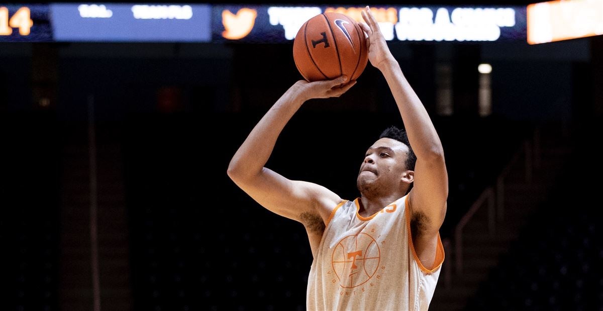 Tennessee freshman forward Corey Walker enters NCAA Transfer Portal