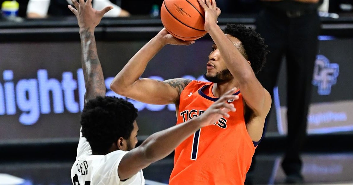 Jamal Johnson takes charge on the court, in Auburn locker room
