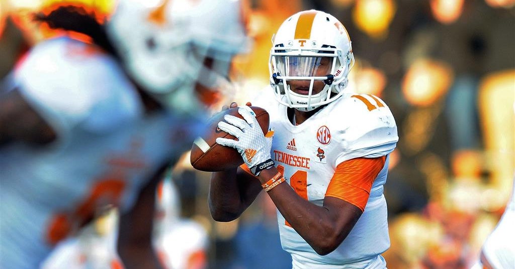 Video: Dobbs shows long-distance accuracy again