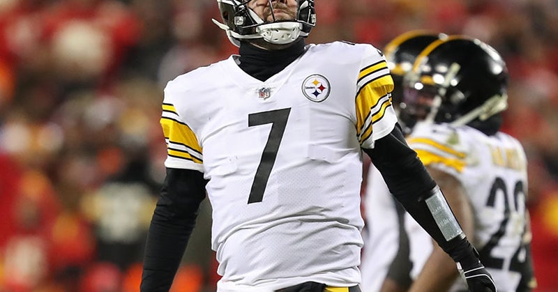 Ben Roethlisberger plays catch with his kids while wearing his Steelers ...