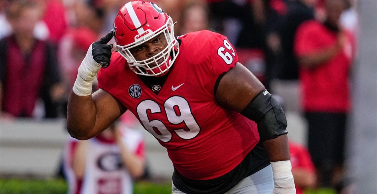 Georgia football OL named semifinalist for 2021 Joe Moore Award