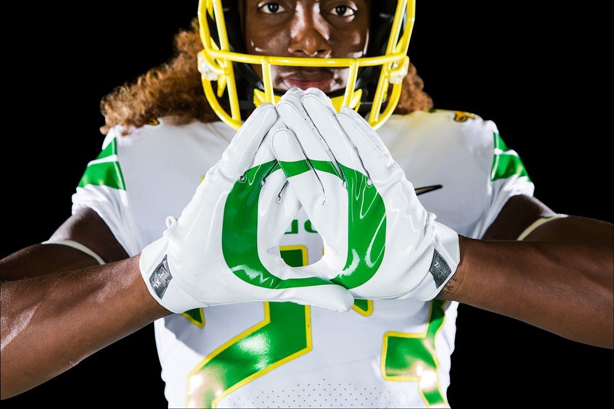 First Look: Oregon Football Uniforms against Stanford