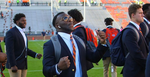 Why Deshaun Davis honored Auburn super fan Tammy Bullard