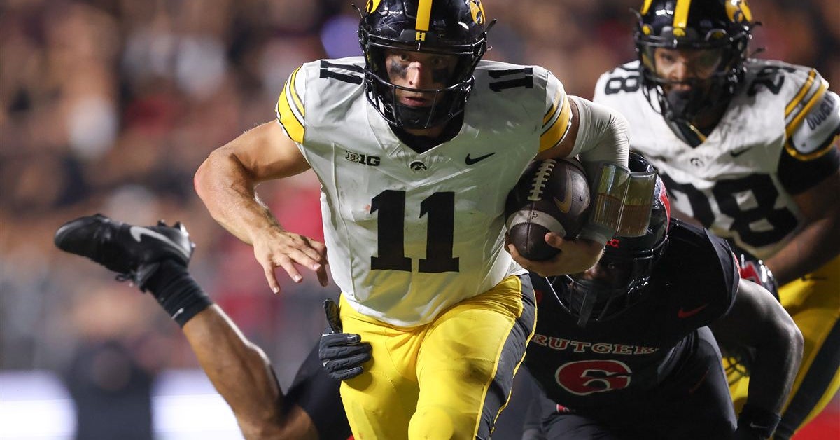 Iowa Football: Mark Gronowski's growth fuels Iowa's offensive surge ...