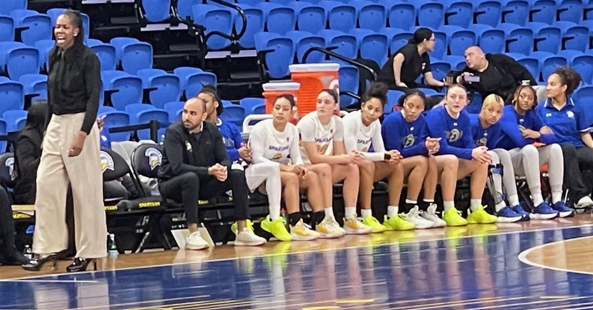 The women's basketball coaching change: What is known? What is unclear?