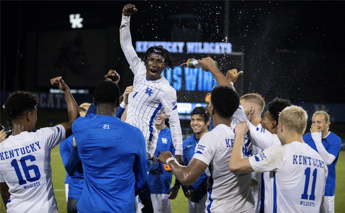 Kentucky stuns No. 2 West Virginia on Senior Night