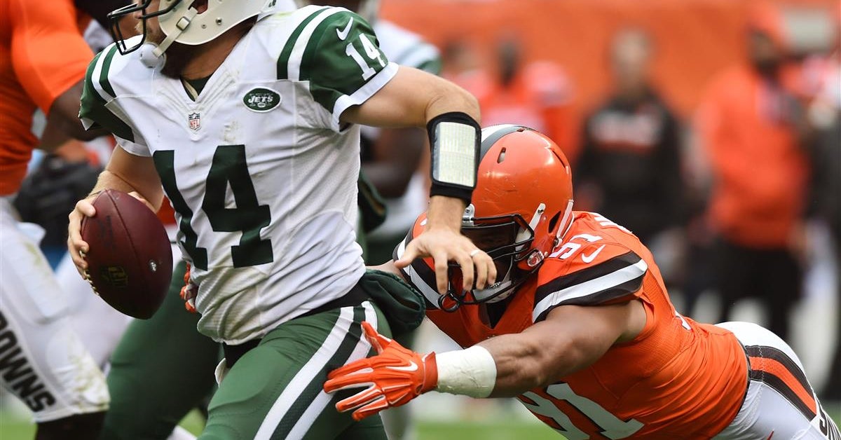 With news of Garrett's injury, Browns re-sign Tyrone Holmes