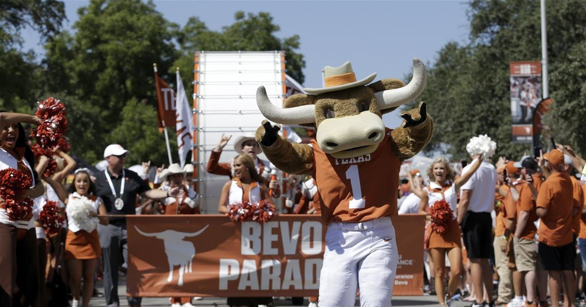 Watch: Longhorns cut loose before returning for fall camp