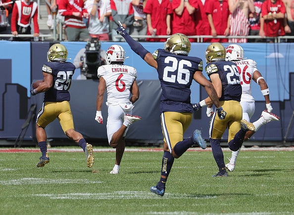 Notre Dame football: Fighting Irish play 'Jump Around' in locker room ...