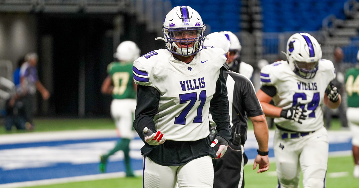 What is Pitt's next move on the offensive line after Moore's decommitment?