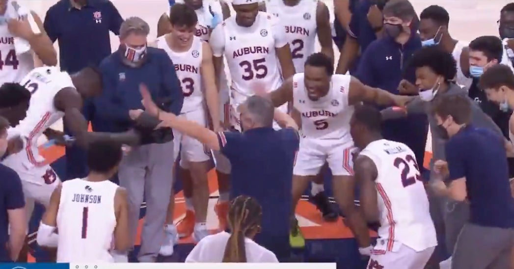 WATCH: Bruce Pearl dances after recording 600th victory