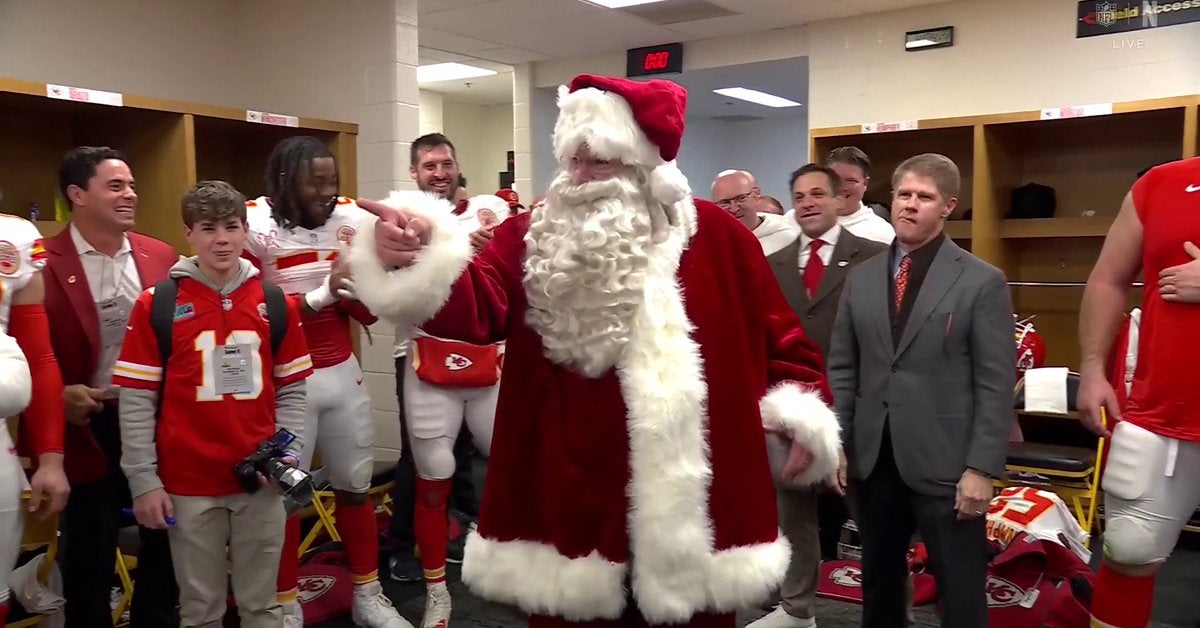 WATCH: 'Santa' Andy Reid celebrates Chiefs clinching AFC No. 1 seed