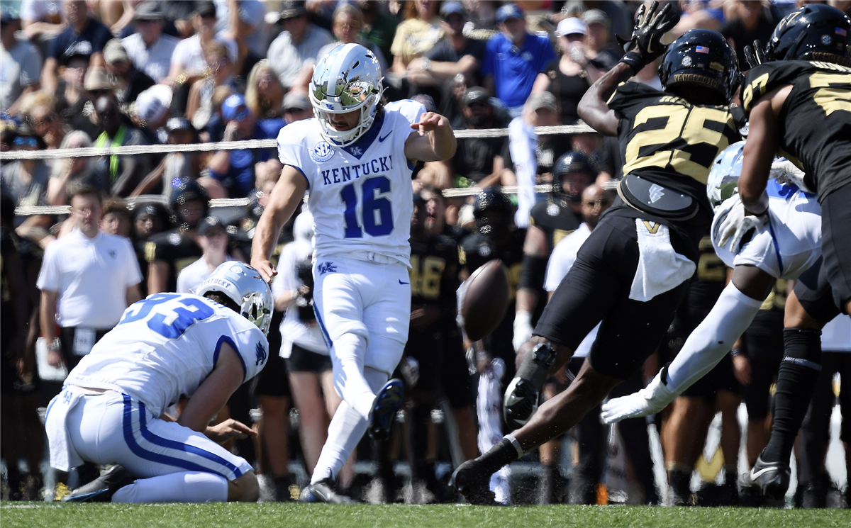Kicker Alex Raynor returning to Kentucky next season
