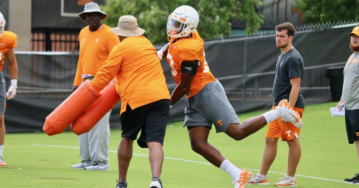 Photos: Tennessee pass-rushing drills