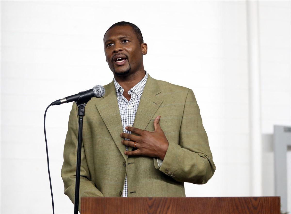 Photos | Jaylon Jones named Chucky Mullins Award recipient