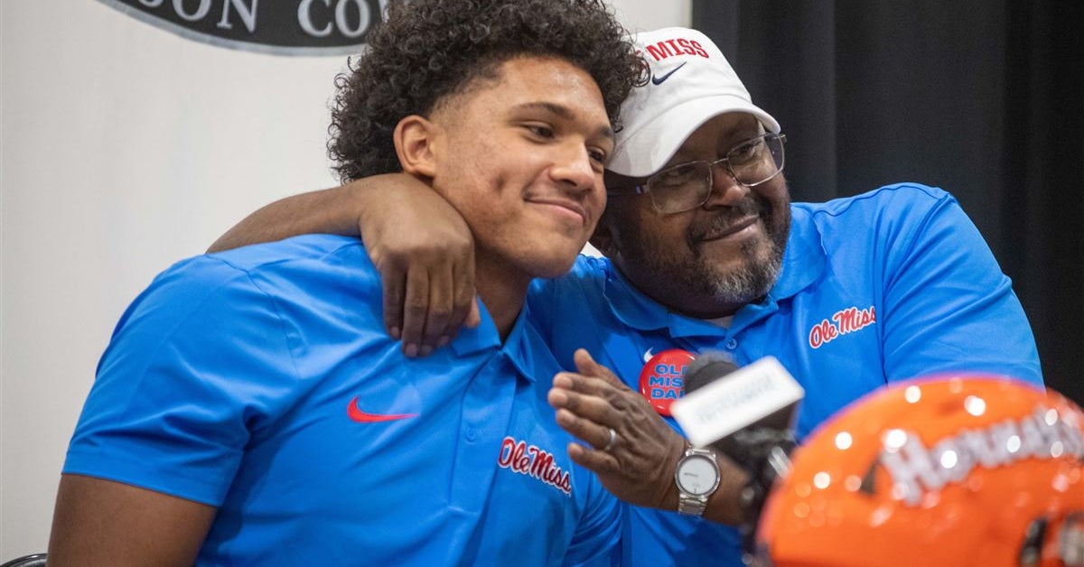 Ole Miss true freshman linebacker Cam Clark 2-3 months way from full return
