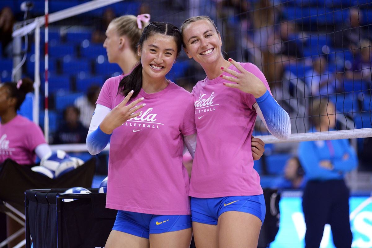 Photo Gallery - Women's Volleyball sweeps Washington 25-18, 25-16, 38-36