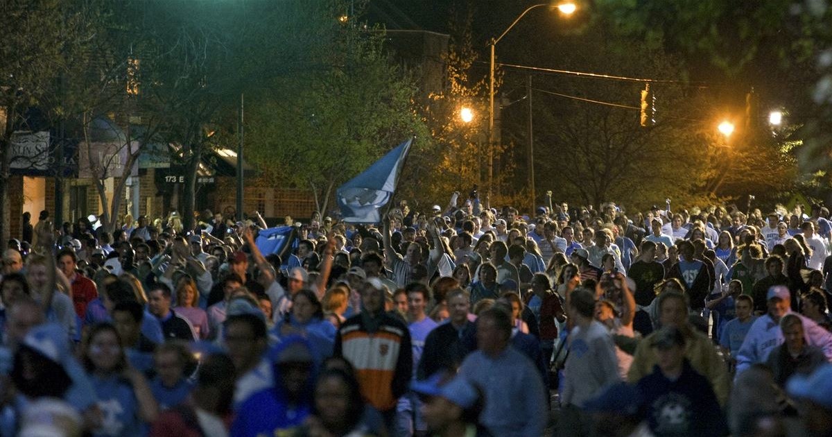 Final Four 2022: UNC students, fans swarm Franklin Street after Tar ...