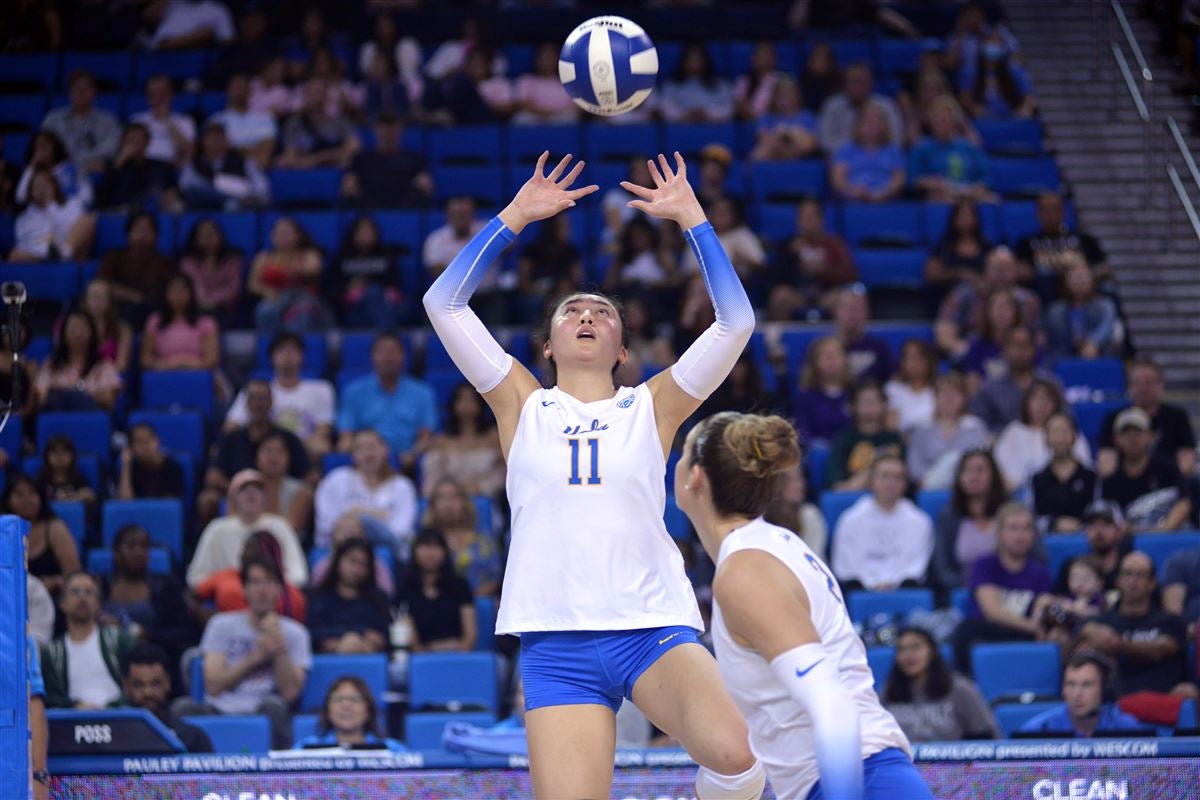 Photo Gallery - Women's Volleyball sweeps Washington 25-18, 25-16, 38-36