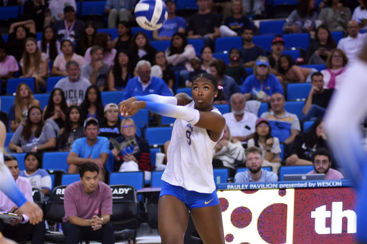 Photo Gallery - Women's Volleyball sweeps Washington 25-18, 25-16, 38-36