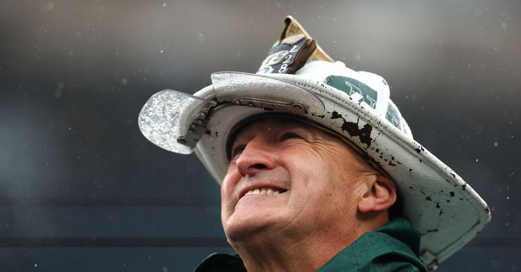Al Michaels talks Jets superfan 'Fireman Ed' during TNF broadcast