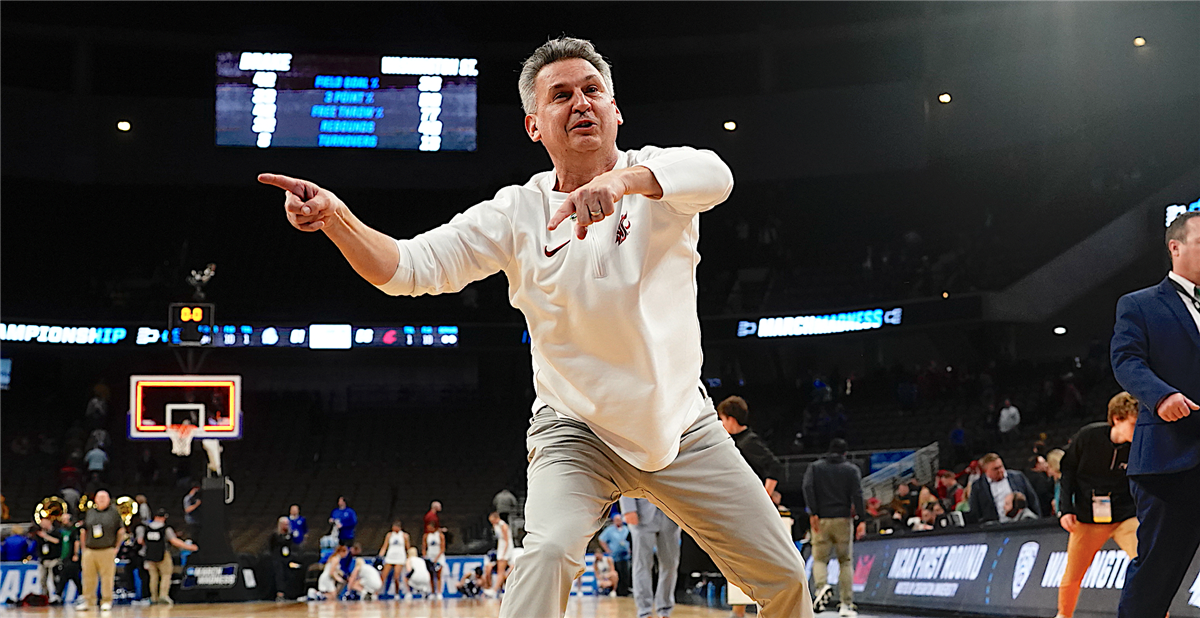 Parents handing babies to Kyle Smith! Colorful reaction to WSU’s ...