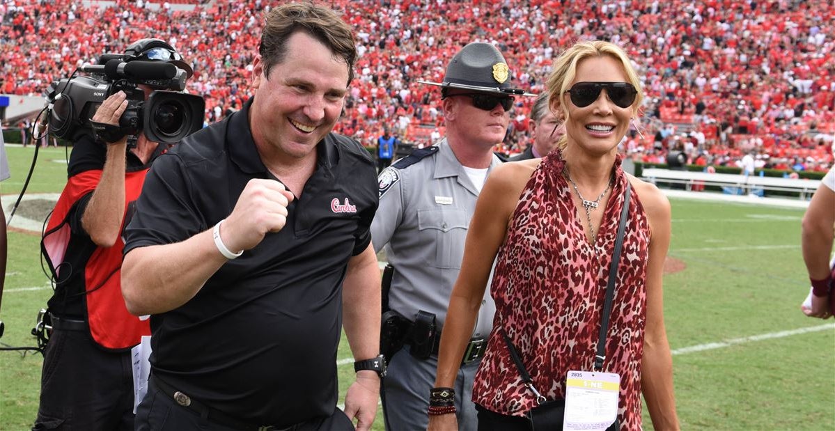 WATCH: Will and Carol Muschamp deliver pizzas to local hospital