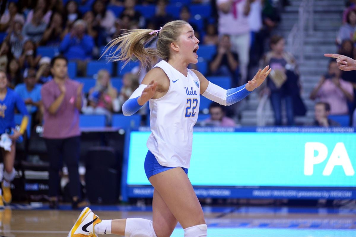 Photo Gallery - Women's Volleyball sweeps Washington 25-18, 25-16, 38-36