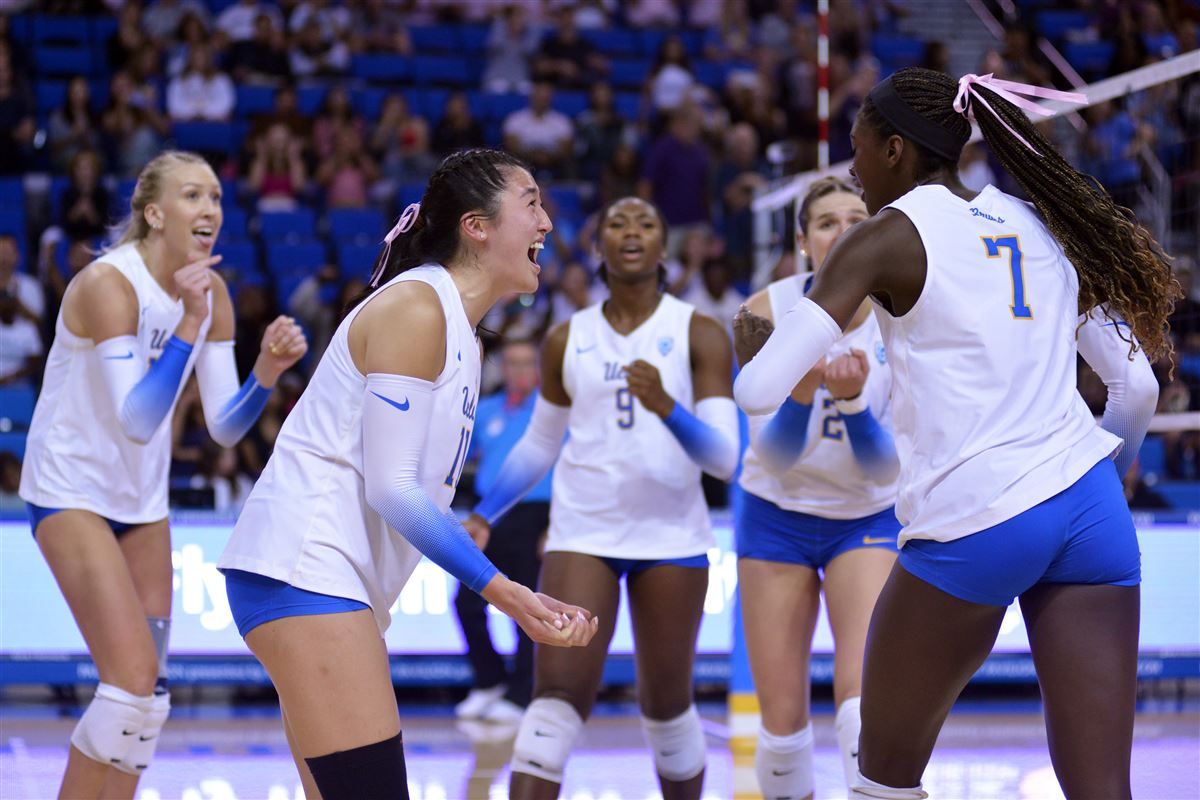 Photo Gallery - Women's Volleyball sweeps Washington 25-18, 25-16, 38-36