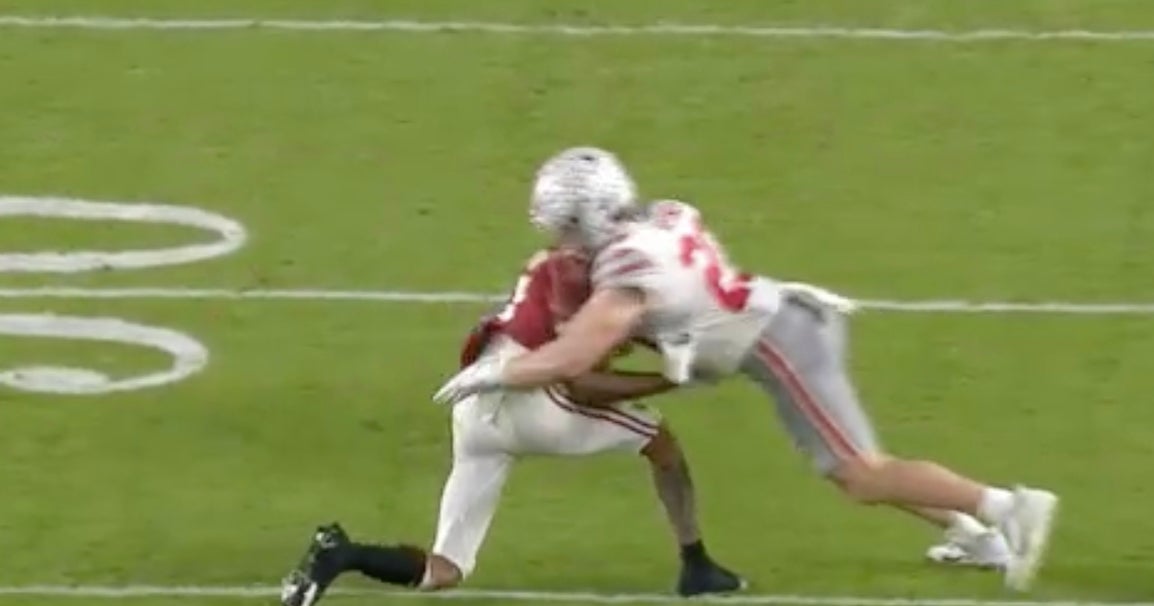 WATCH: Alabama wide receiver DeVonta Smith suffers hand injury