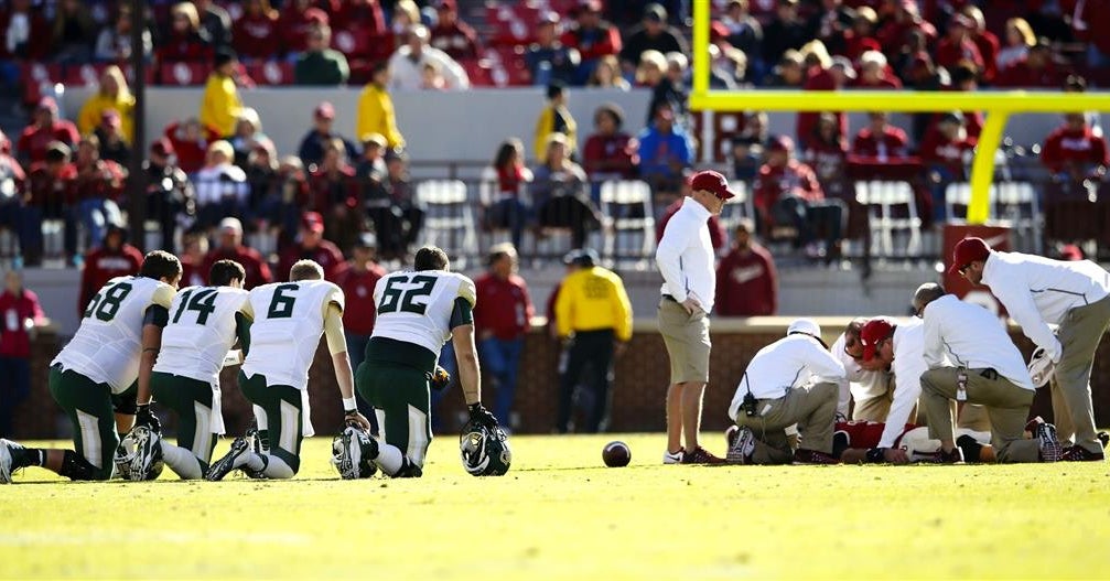 Baylor players pray with Connor Knight after brother's injury