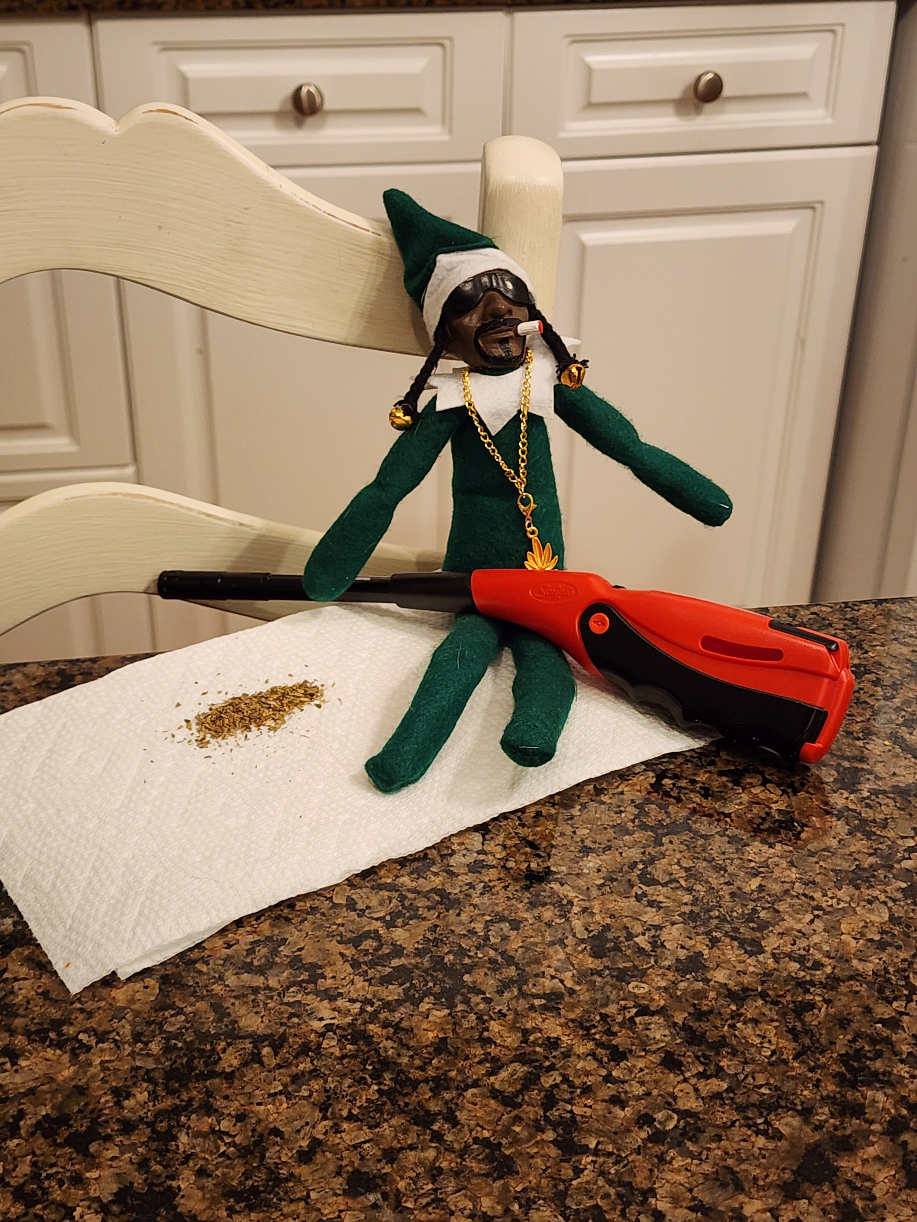 Snoop on the stoop forget Elf on the shelf