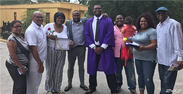 5-star signee posts graduation pics
