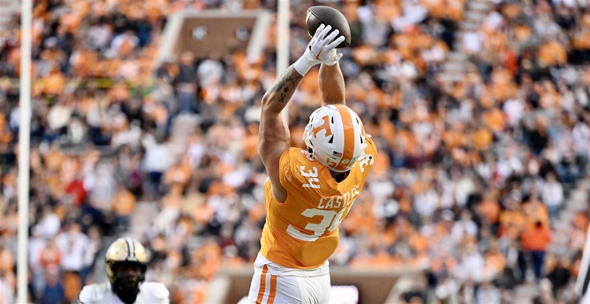 Tennessee TE McCallan Castles accepts invite to East-West Shrine Bowl