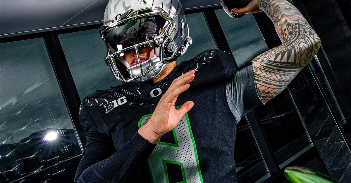 No. 1 Oregon announces uniforms for matchup against Washington