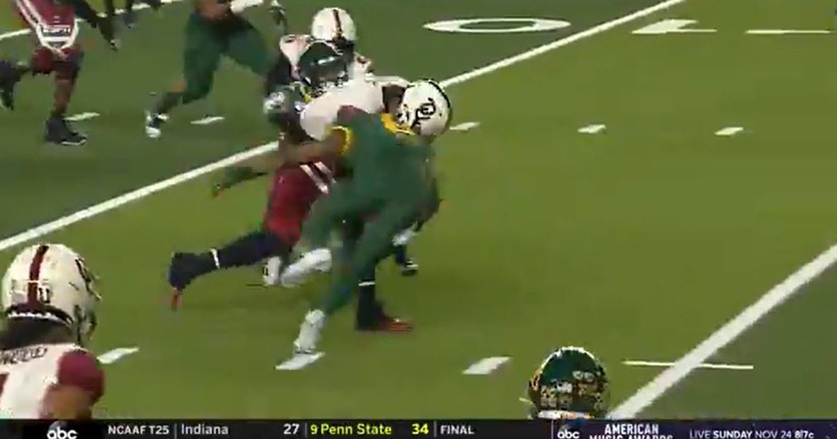 Big hit knocks Jalen Hurts' visor out of his helmet