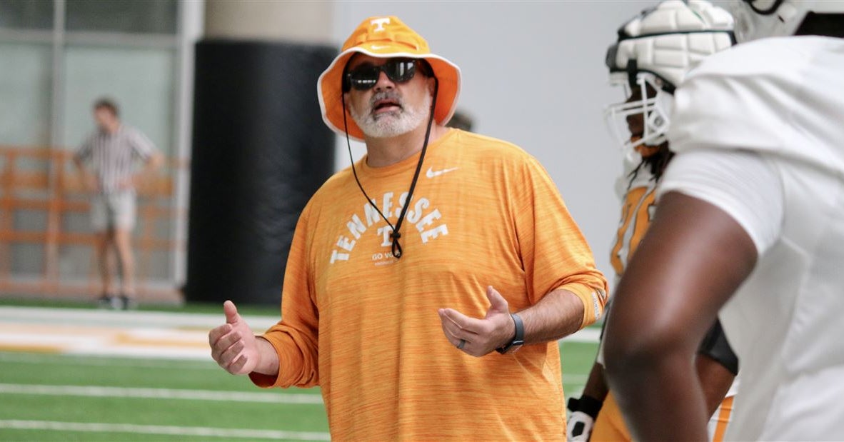 Glen Elarbee discusses Vols' seniors, youth on offensive line on 'Vol ...