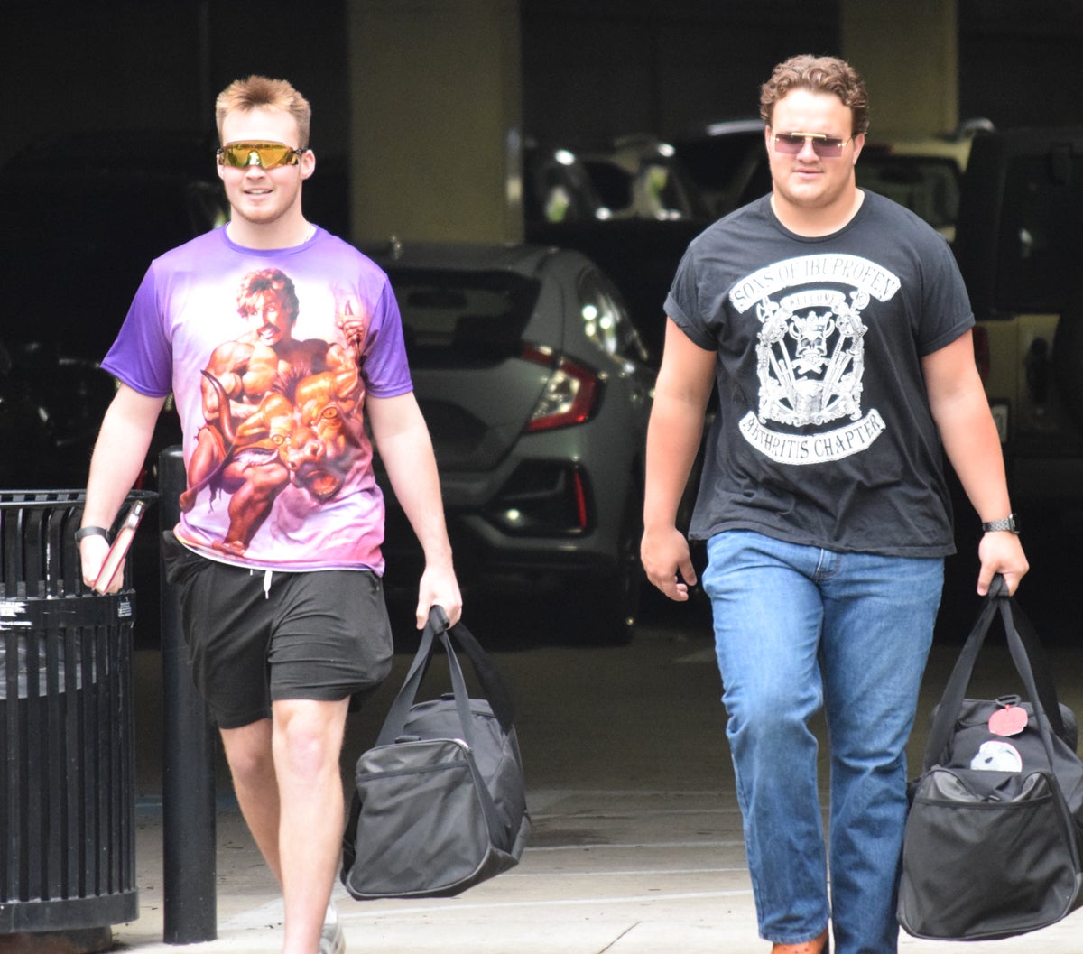 Sights and Sounds: Ohio State players file into team hotel to start ...