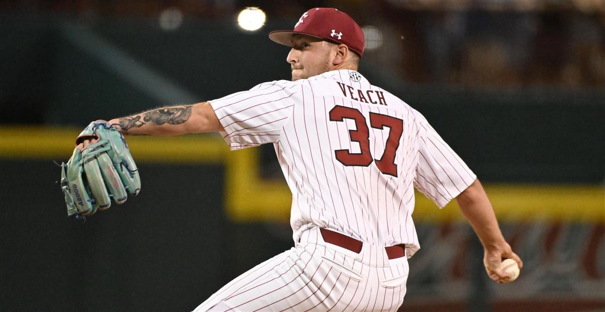 Razorbacks outduel Carolina in series-opening win