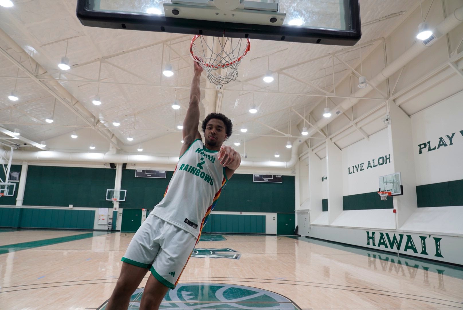 6-6 wing Roy Igwe commits to Hawaii