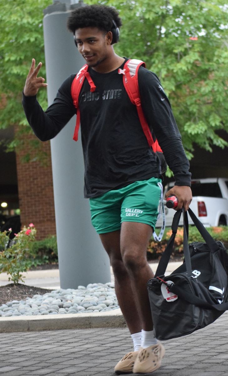 Sights and Sounds: Ohio State players file into team hotel to start ...