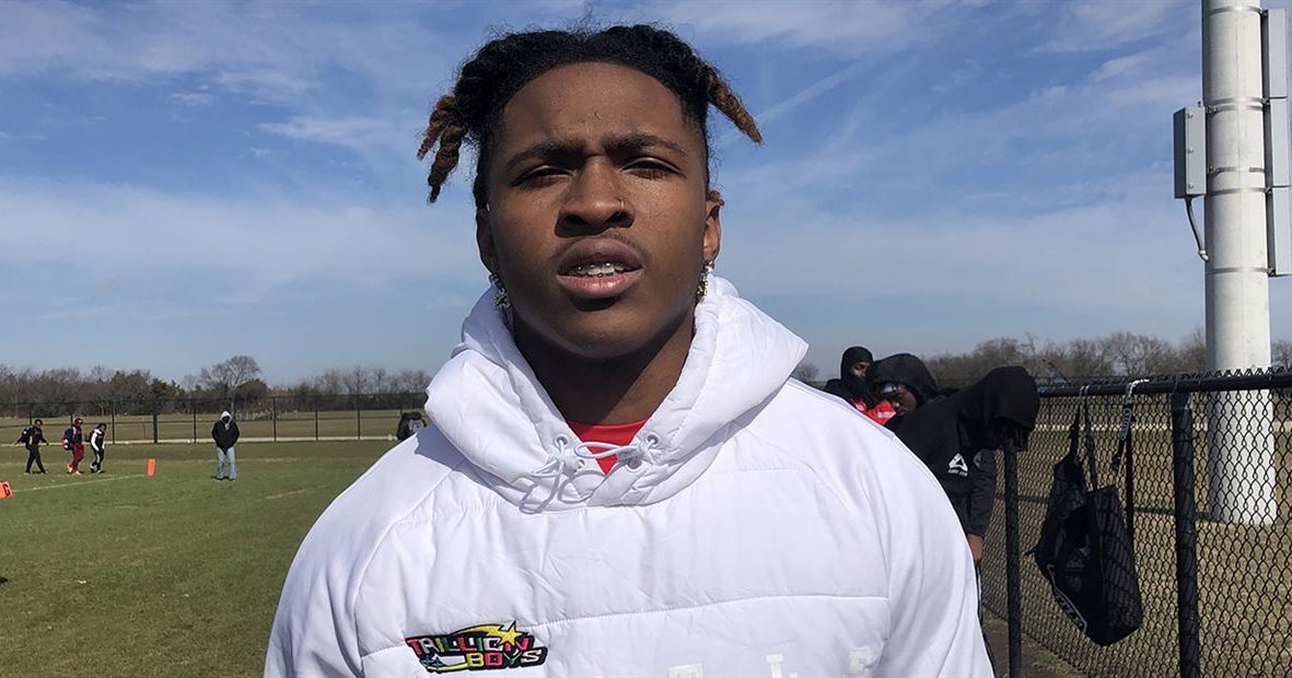 5-star WR Dakorien Moore gearing up for track season, talks latest in ...