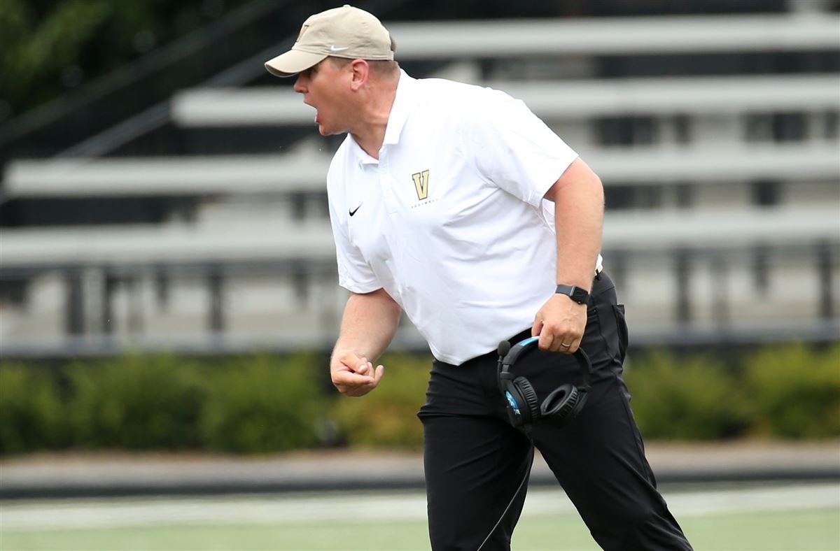 Report: Wisconsin to Hire AJ Blazek as Offensive Line Coach - Football ...