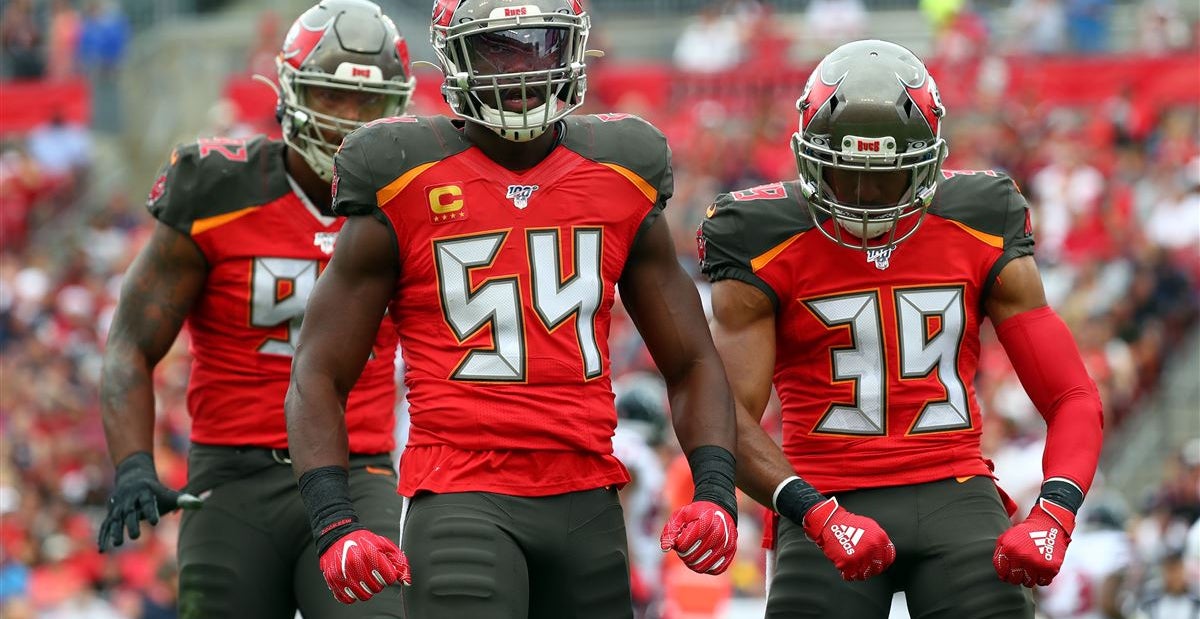 Lavonte David earns degree during Nebraska graduation ceremony