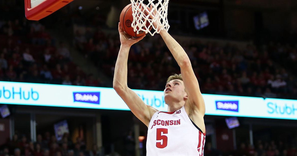 'The Tyler Wahl Show': UW's energy guy has career night in win