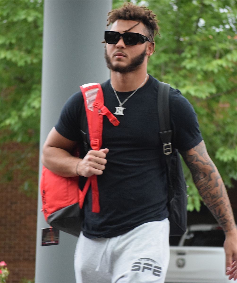Sights and Sounds: Ohio State players file into team hotel to start ...