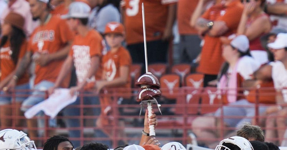 Bill Norton gives Longhorns' teammates an injury-saving tutorial in how ...